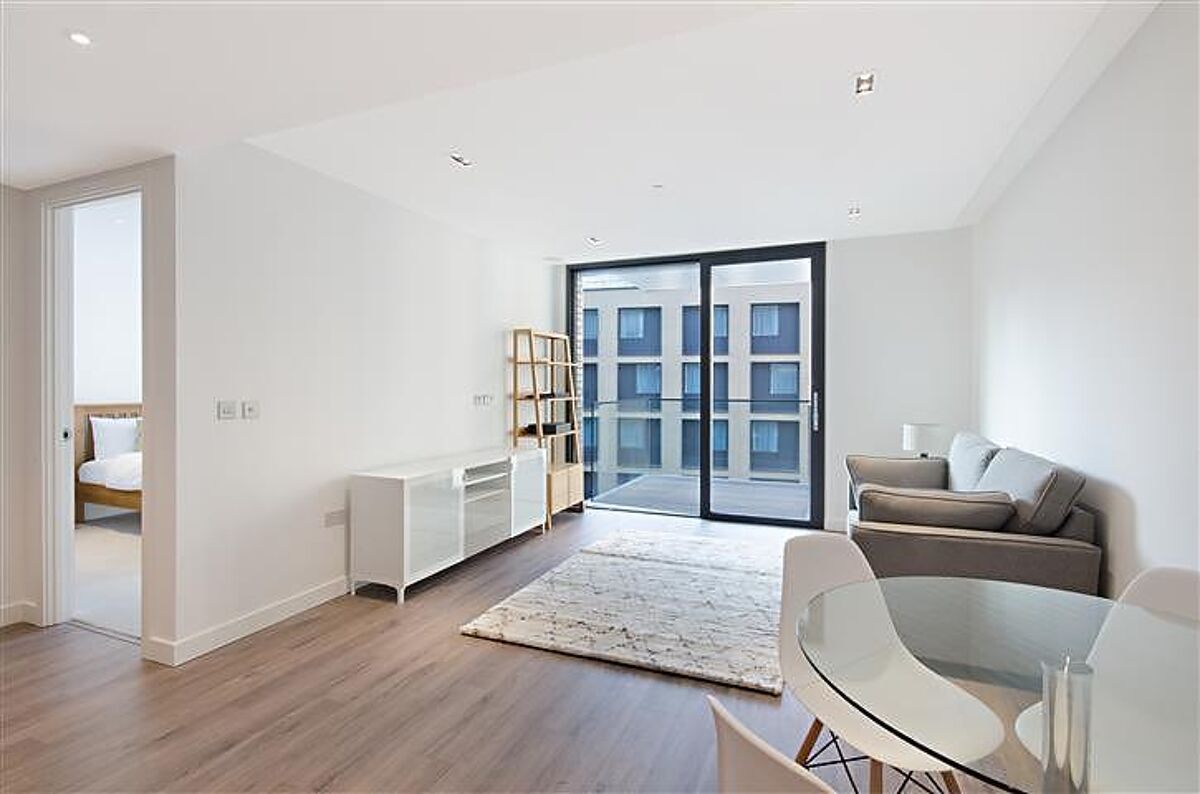 flat to rent in Satin House, 15 Piazza Walk, Aldgate, London, E1 ...