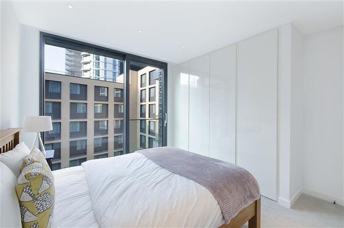 flat to rent in Satin House, 15 Piazza Walk, Aldgate, London, E1 ...