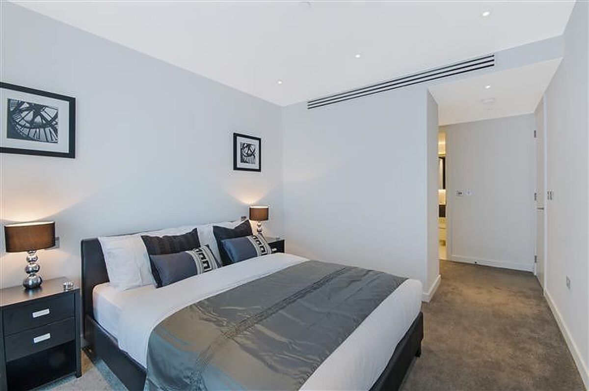 flat to rent in Satin House, Piazza Walk, Aldgate, London, E1 ...