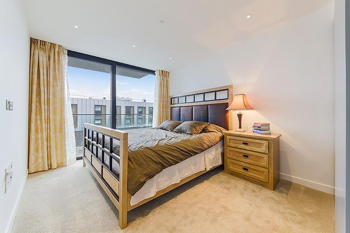 flat to rent in Satin House, Piazza Walk, London, E1 - ALQ012428845 ...