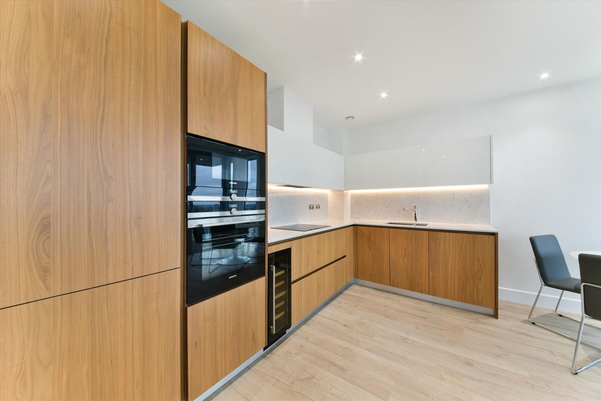 flat to rent in Cassia House, Piazza Walk, Aldgate, London, E1 ...