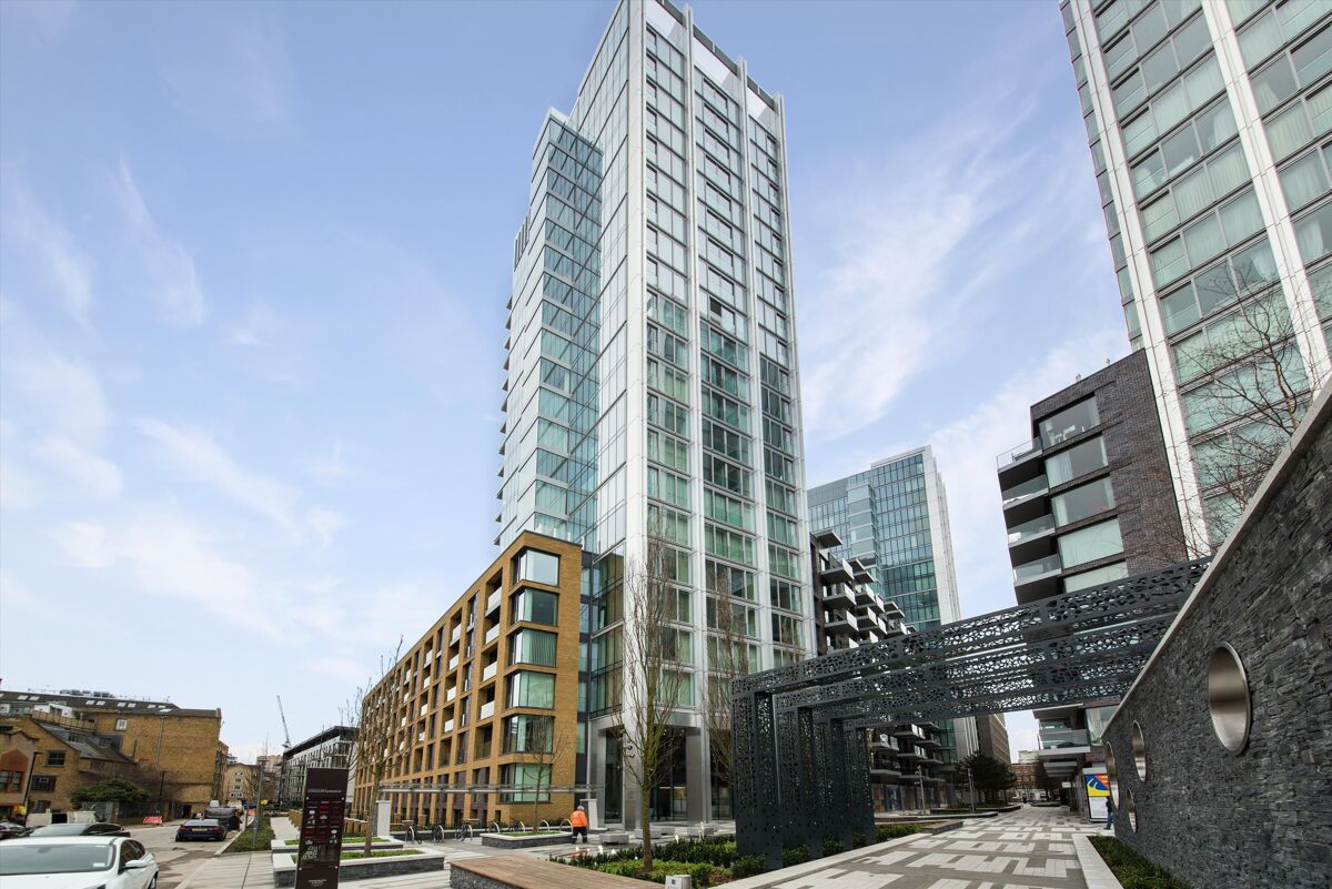 flat to rent in Cassia House, Piazza Walk, Aldgate, London, E1 ...