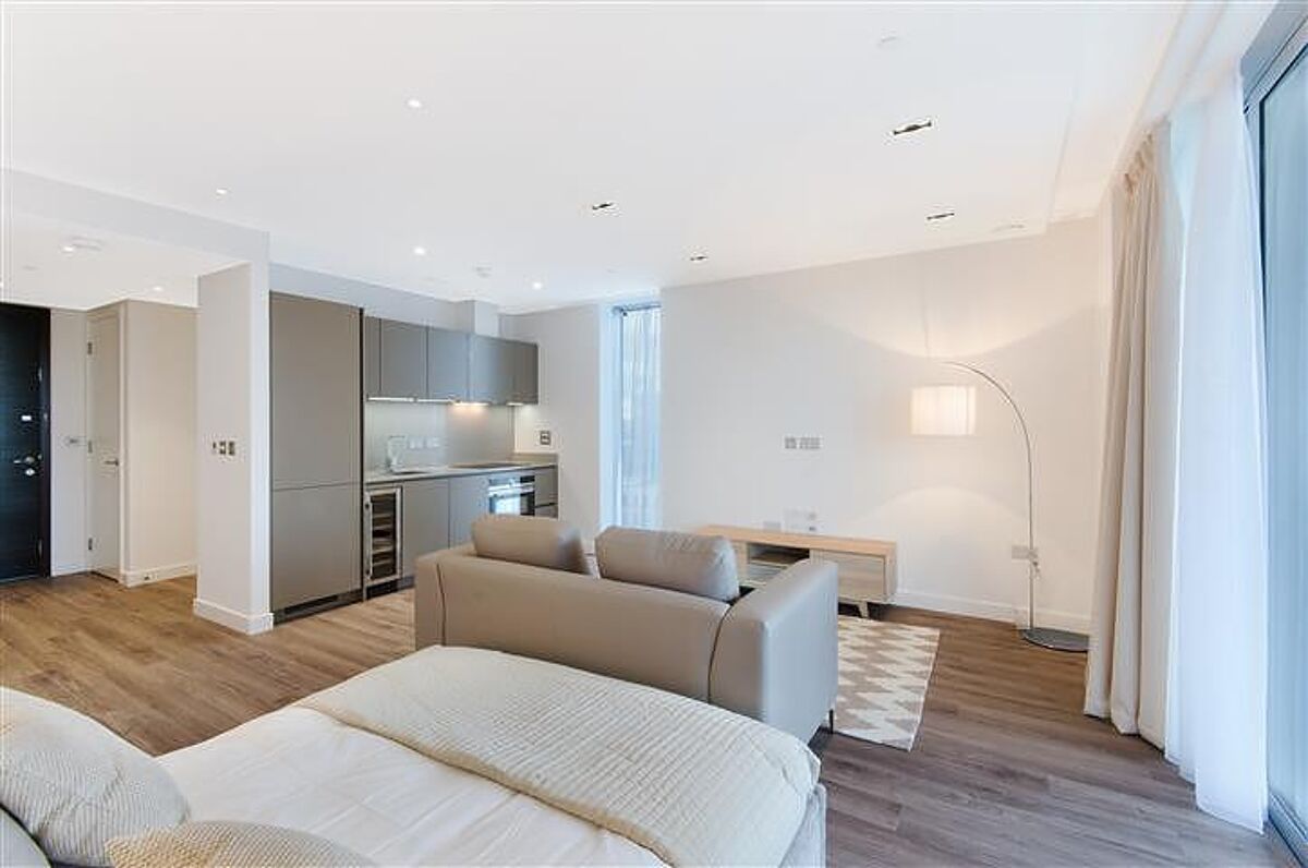 Flat to rent in Satin House, Piazza Walk, Aldgate, E1 - alq012566745 ...