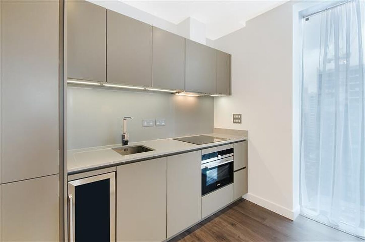 Flat to rent in Satin House, Piazza Walk, Aldgate, E1 - alq012566745 ...