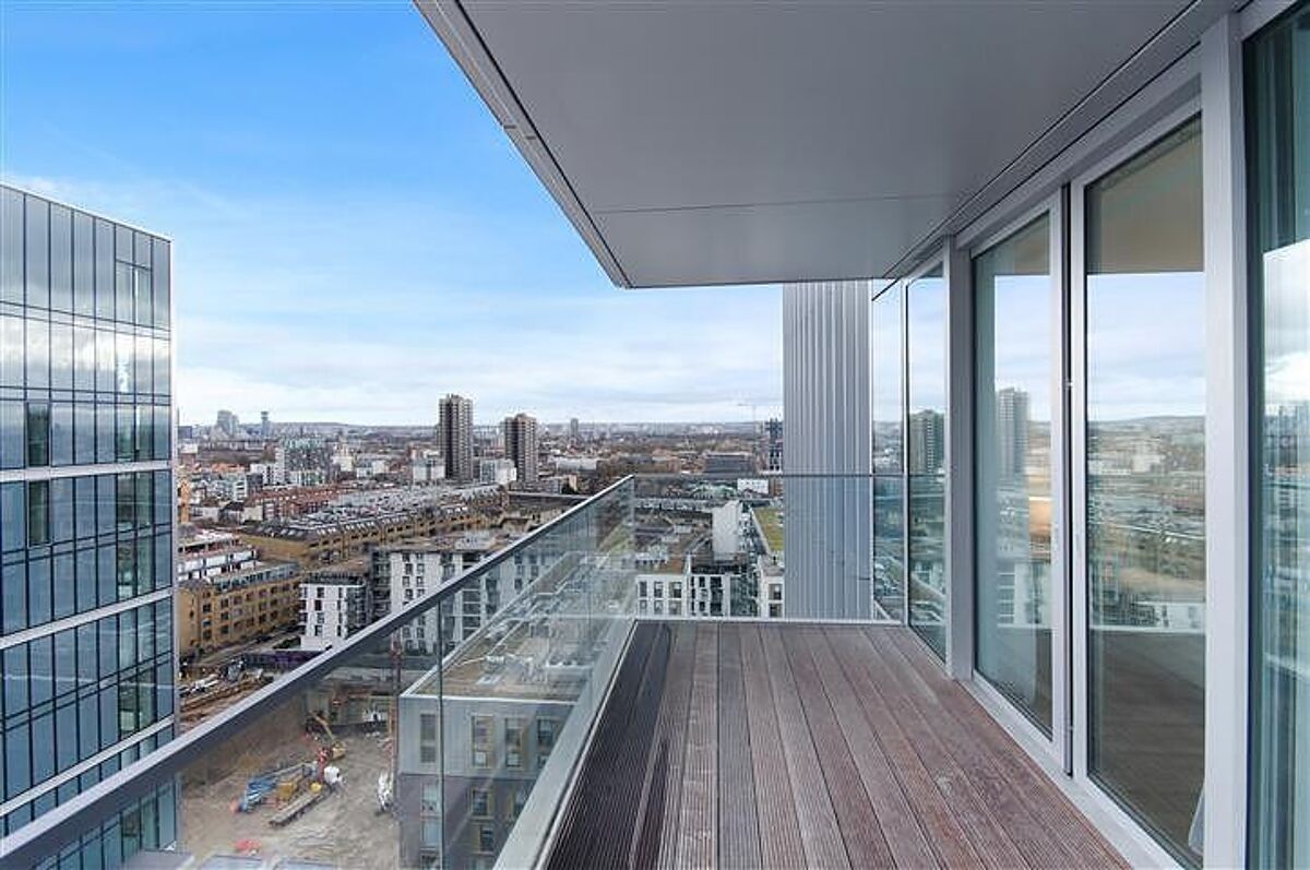 Flat to rent in Satin House, Piazza Walk, Aldgate, E1 - alq012566745 ...