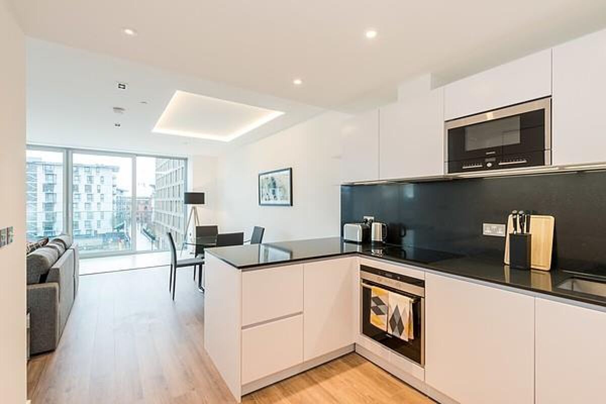 flat to rent in Satin House, Piazza Walk, Aldgate, London, E1 ...