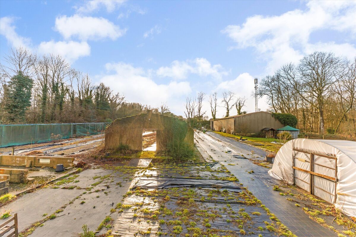 Rare opportunity to obtain a substantial building plot with services ...