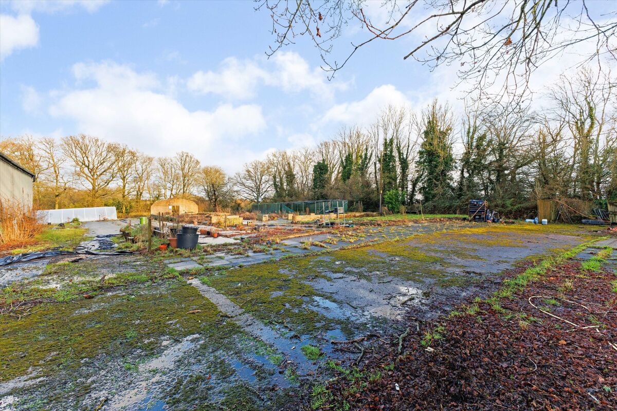 Rare opportunity to obtain a substantial building plot with services ...