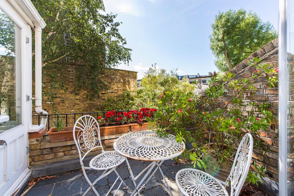 flat for sale in Ainger Road, London, NW3 - BSZ012030107 | Knight Frank