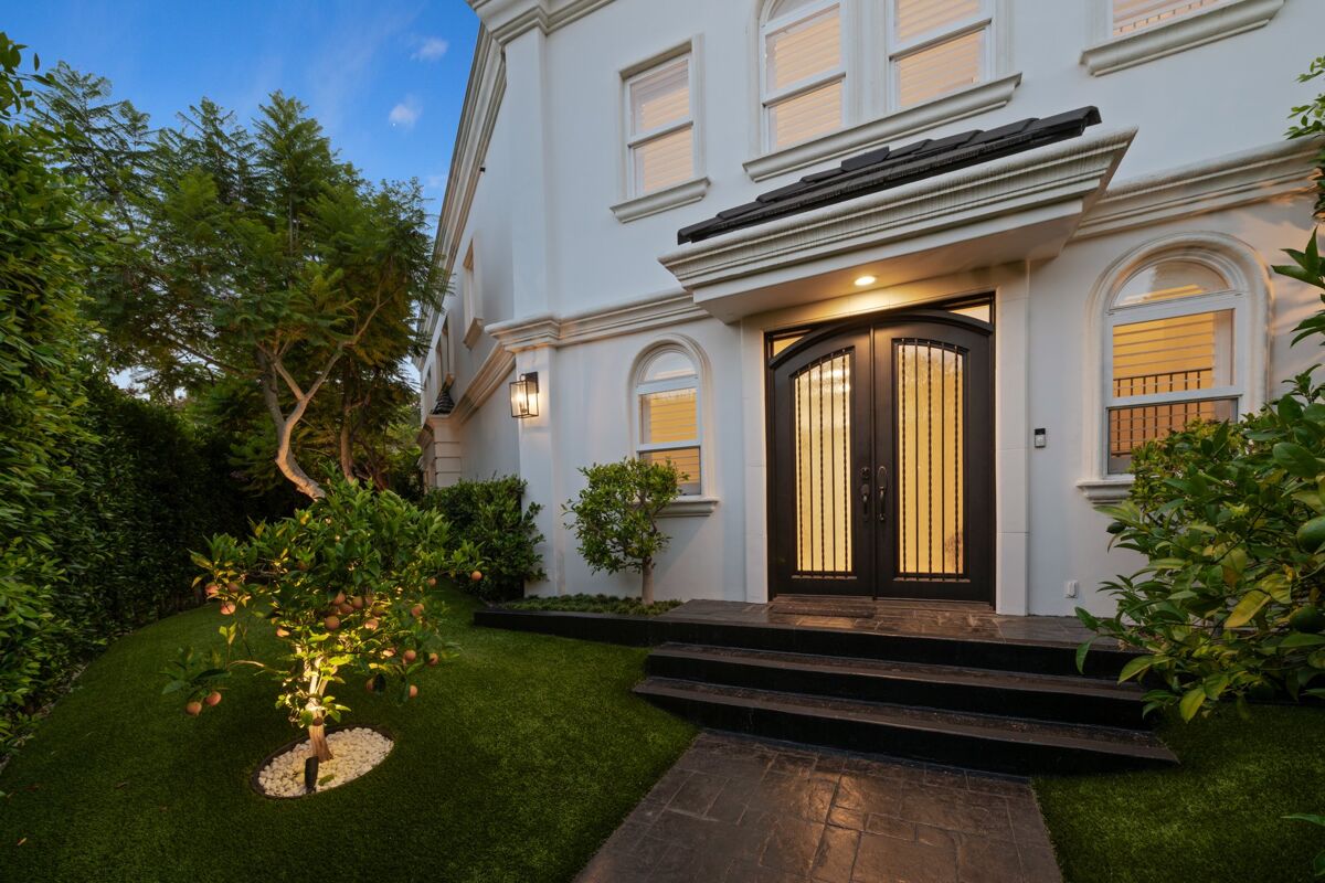 house for sale in 2209 Banyan Dr, Los Angeles, CA, 90049, US ...