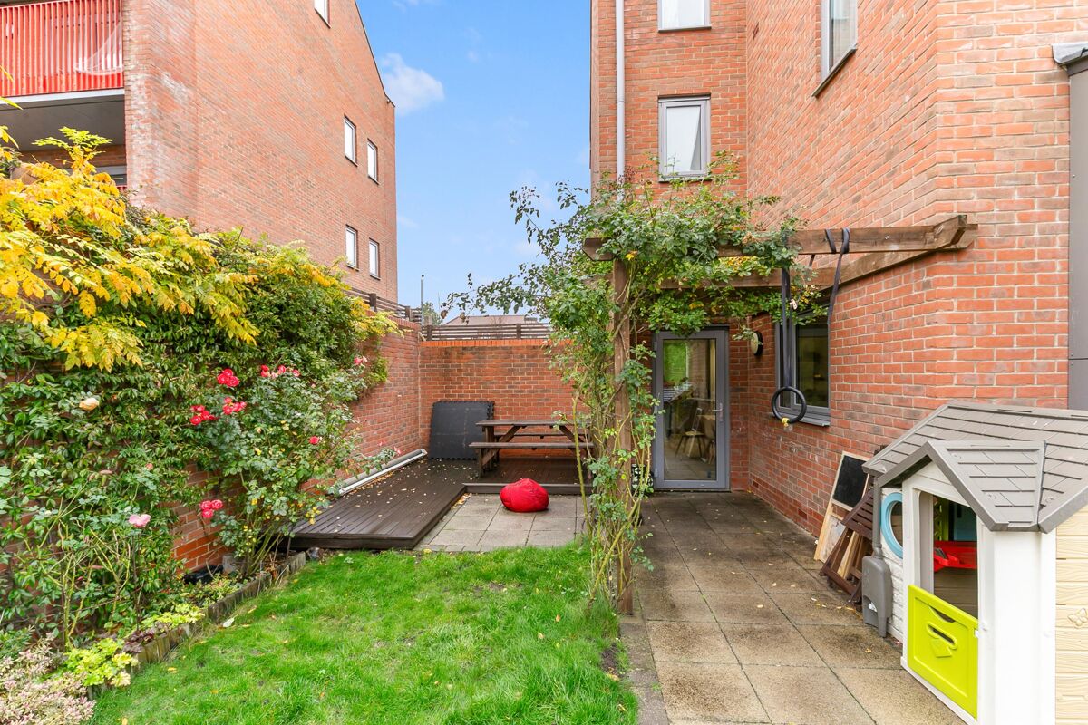 flat for sale in Manet Gardens, London, W3 - cwk012524214 | Knight Frank UK