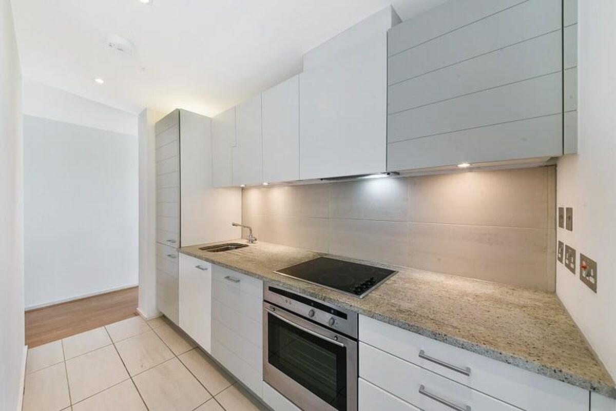flat to rent in Seacon Tower, Hutchings Street, Nr Canary Wharf, London ...