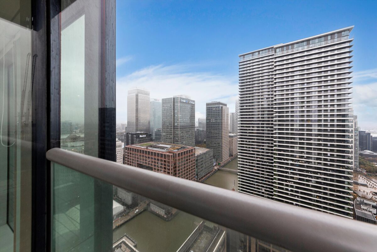 flat to rent in Landmark East Tower, Marsh Wall, London, E14 ...