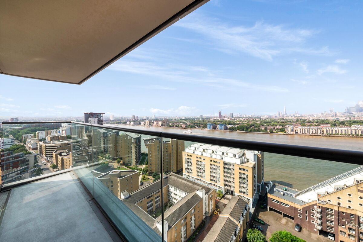 flat to rent in Landmark West Tower, Marsh Wall, London, E14 ...