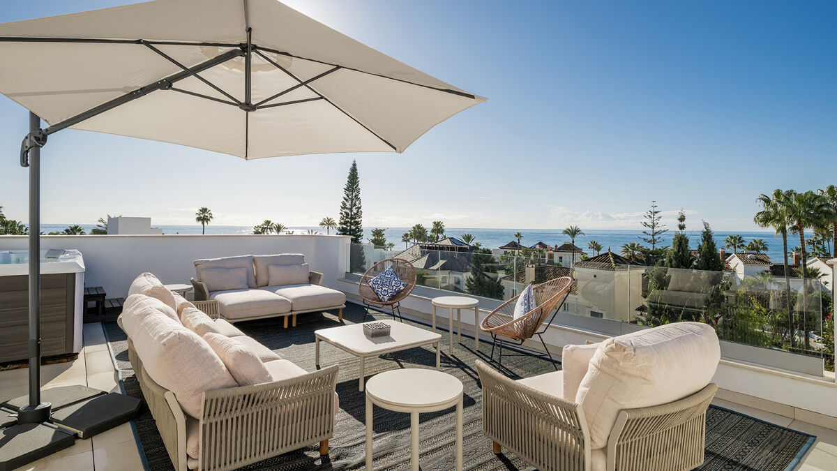 Ideal location by the beach | Knight Frank Global