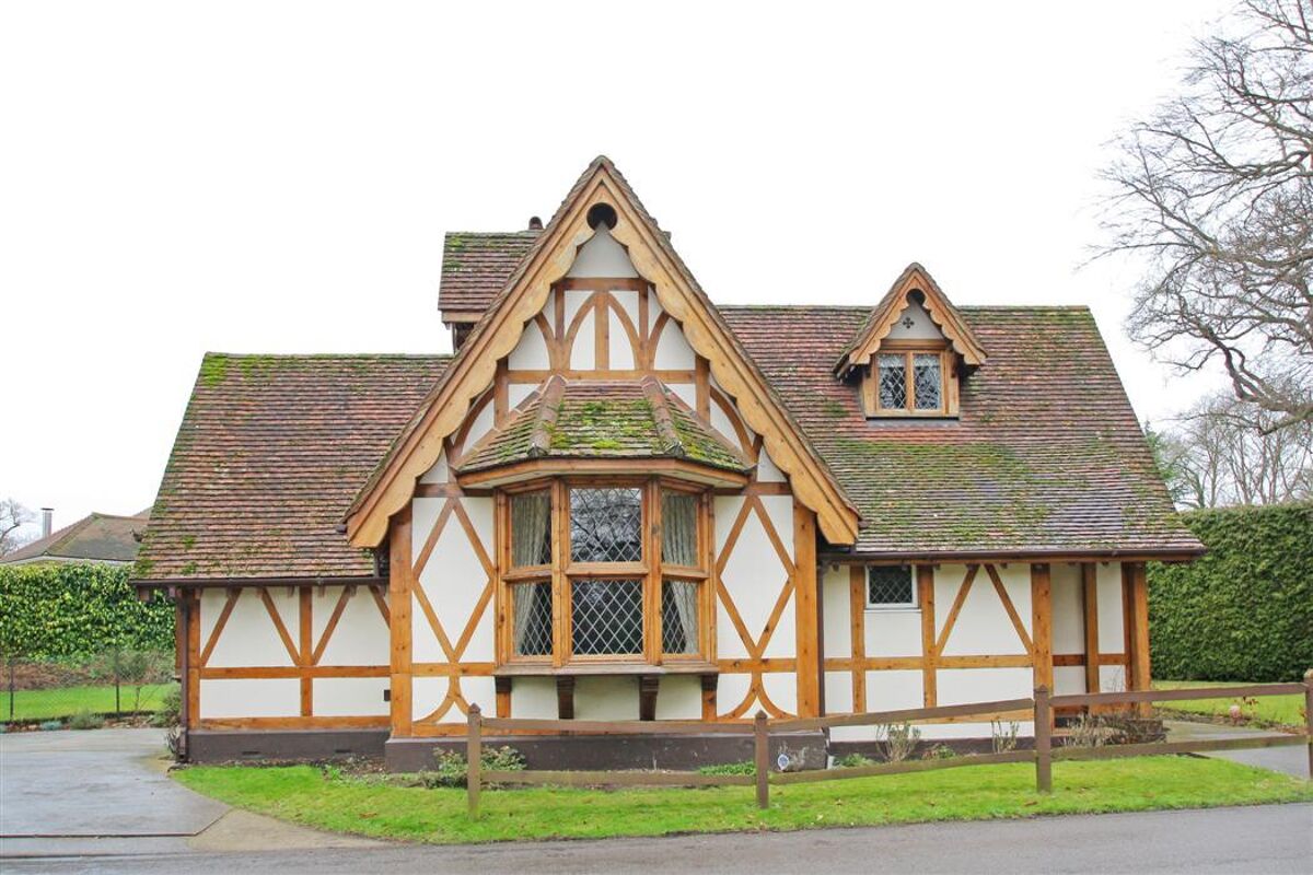 house to rent in White Knight Cottage, Burhill, Hersham, Walton-On ...