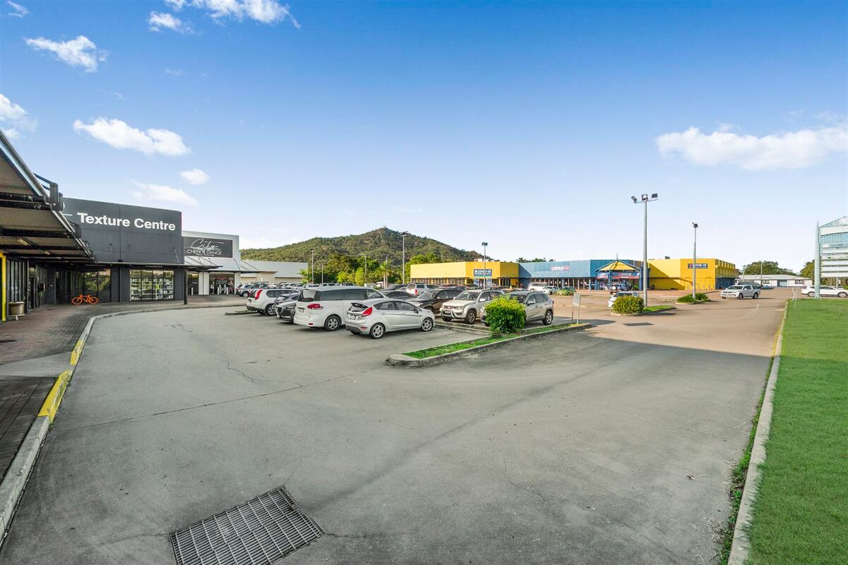 Showroom/Bulky Goods to rent in The Lakes, 1-3 Woodman Court, Hyde Park ...