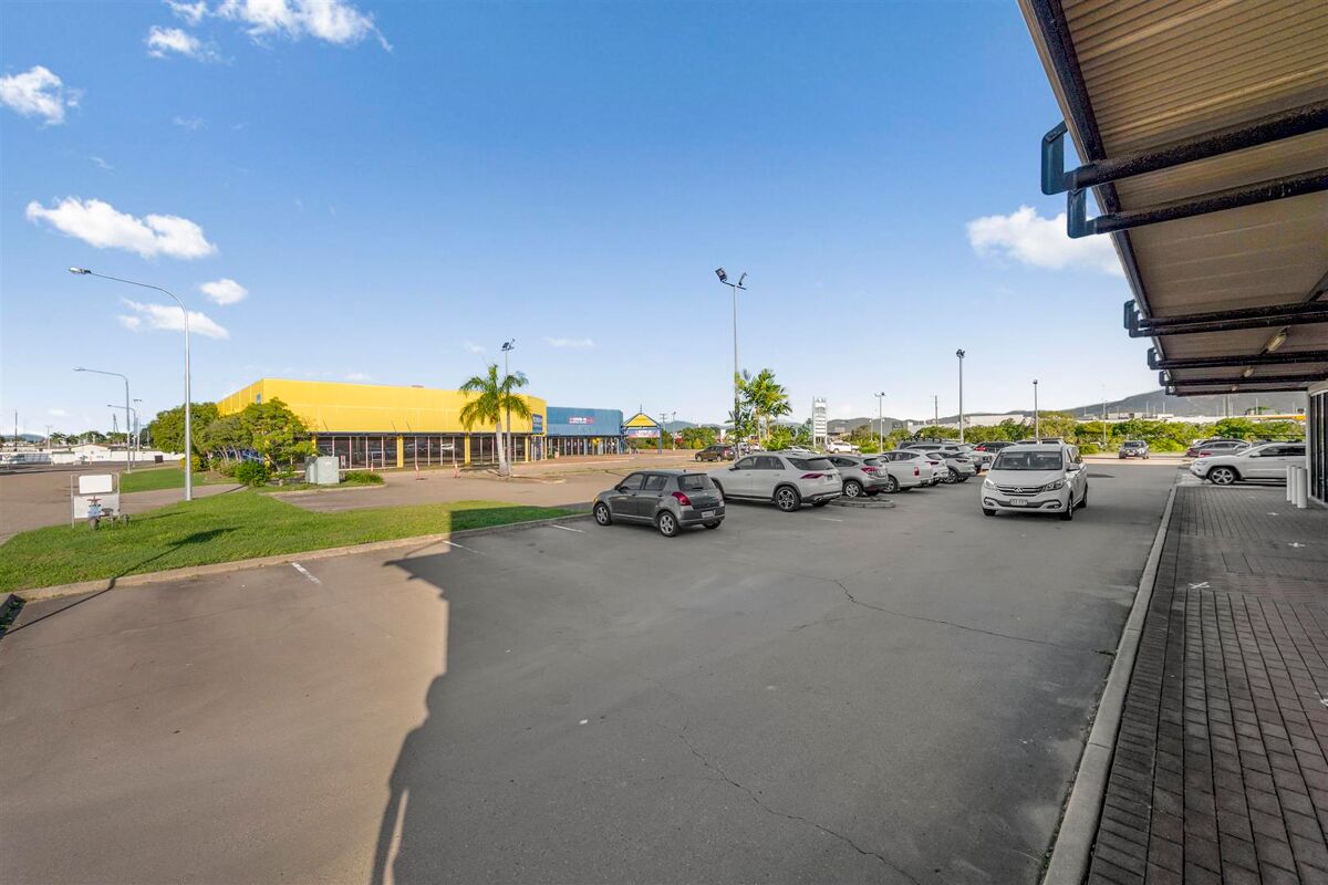 Showroom/Bulky Goods to rent in The Lakes, 1-3 Woodman Court, Hyde Park ...