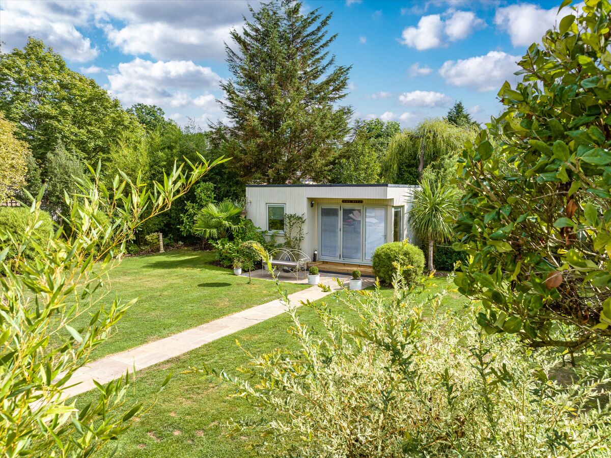 House For Sale In Avenue Road Cranleigh Surrey GU6 GLD012218640 house-for-sale-in-avenue-road-cranleigh-surrey-gu6-gld012218640