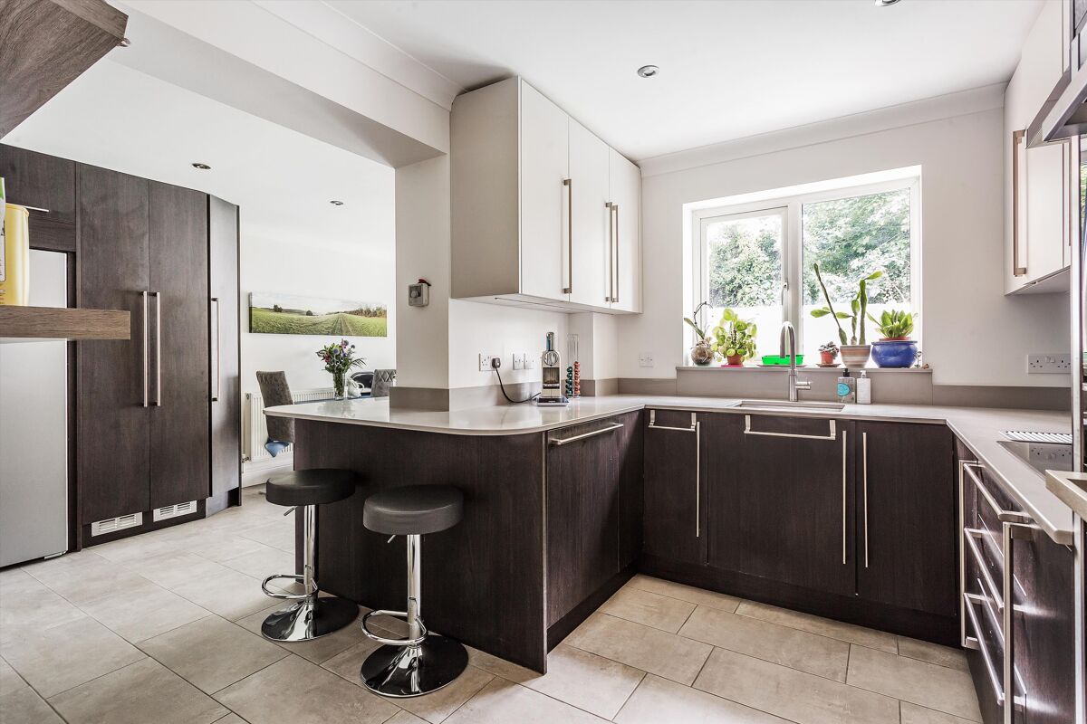 house for sale in Devoil Close, Guildford, Surrey, GU4 - gld012274832 ...