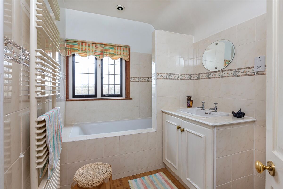 house for sale in Enton, Godalming, Surrey, GU8 - gld012395680 | Knight ...