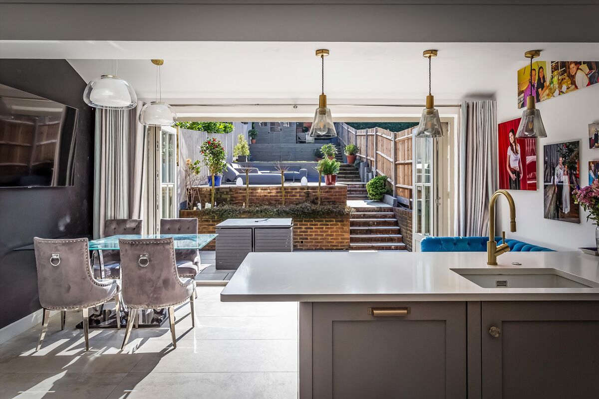 house for sale in Ivor Close, Guildford, Surrey, GU1. - GLD012480522 ...