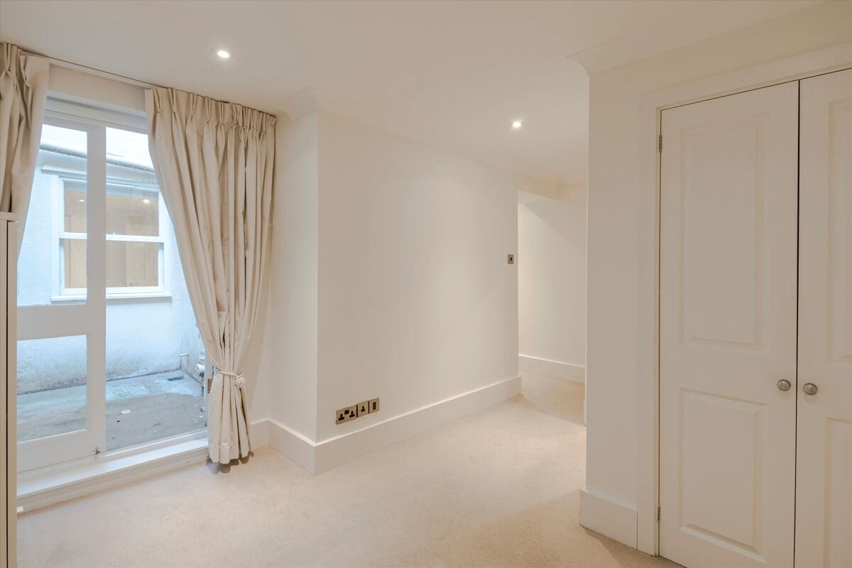 A 2 bedroom lower ground floor apartment in a period terrace with ...