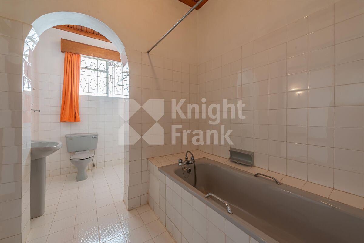 4-bedroom bungalow with potential for extra 7 bedrooms in Rosslyn Lone ...