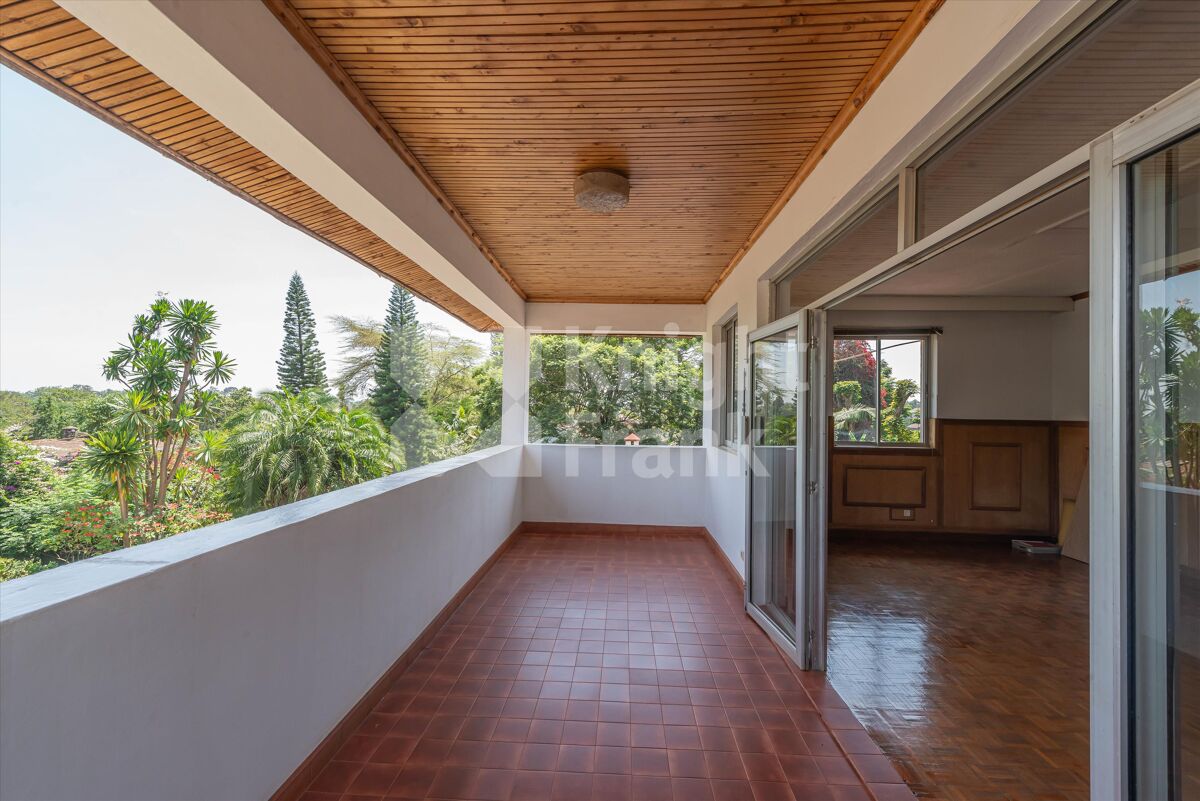 4-bedroom bungalow with potential for extra 7 bedrooms in Rosslyn Lone ...