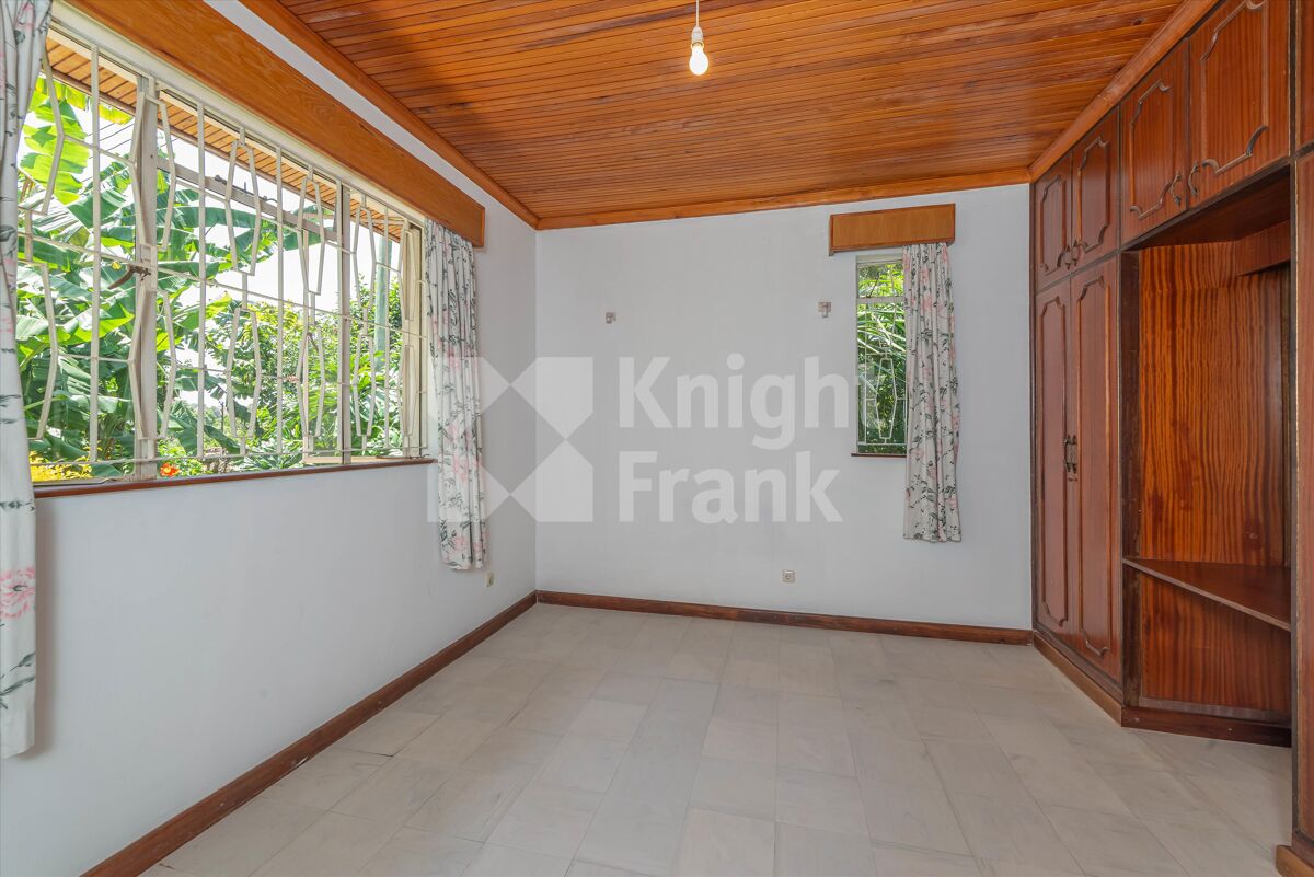 4-bedroom bungalow with potential for extra 7 bedrooms in Rosslyn Lone ...