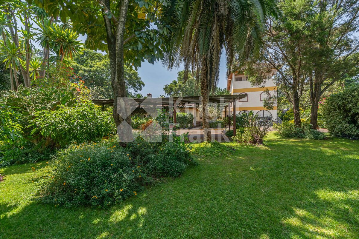 4-bedroom bungalow with potential for extra 7 bedrooms in Rosslyn Lone ...