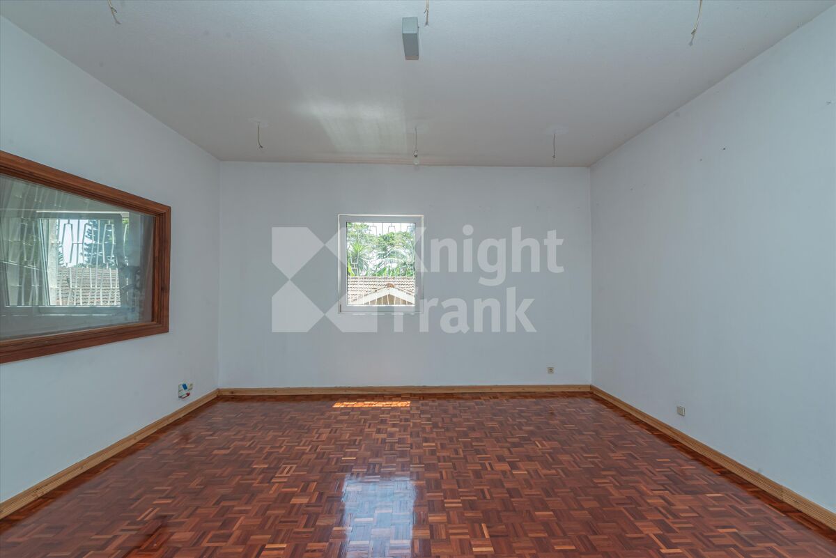 4-bedroom bungalow with potential for extra 7 bedrooms in Rosslyn Lone ...