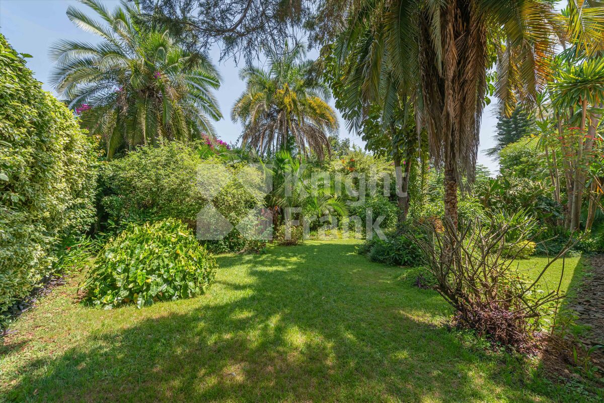 4-bedroom bungalow with potential for extra 7 bedrooms in Rosslyn Lone ...