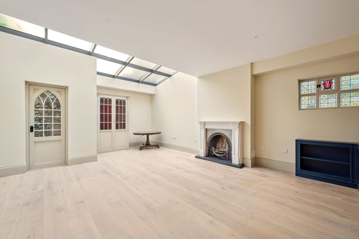 institutional to rent in Smith Street, London, SW3 - KNQ012332000 ...