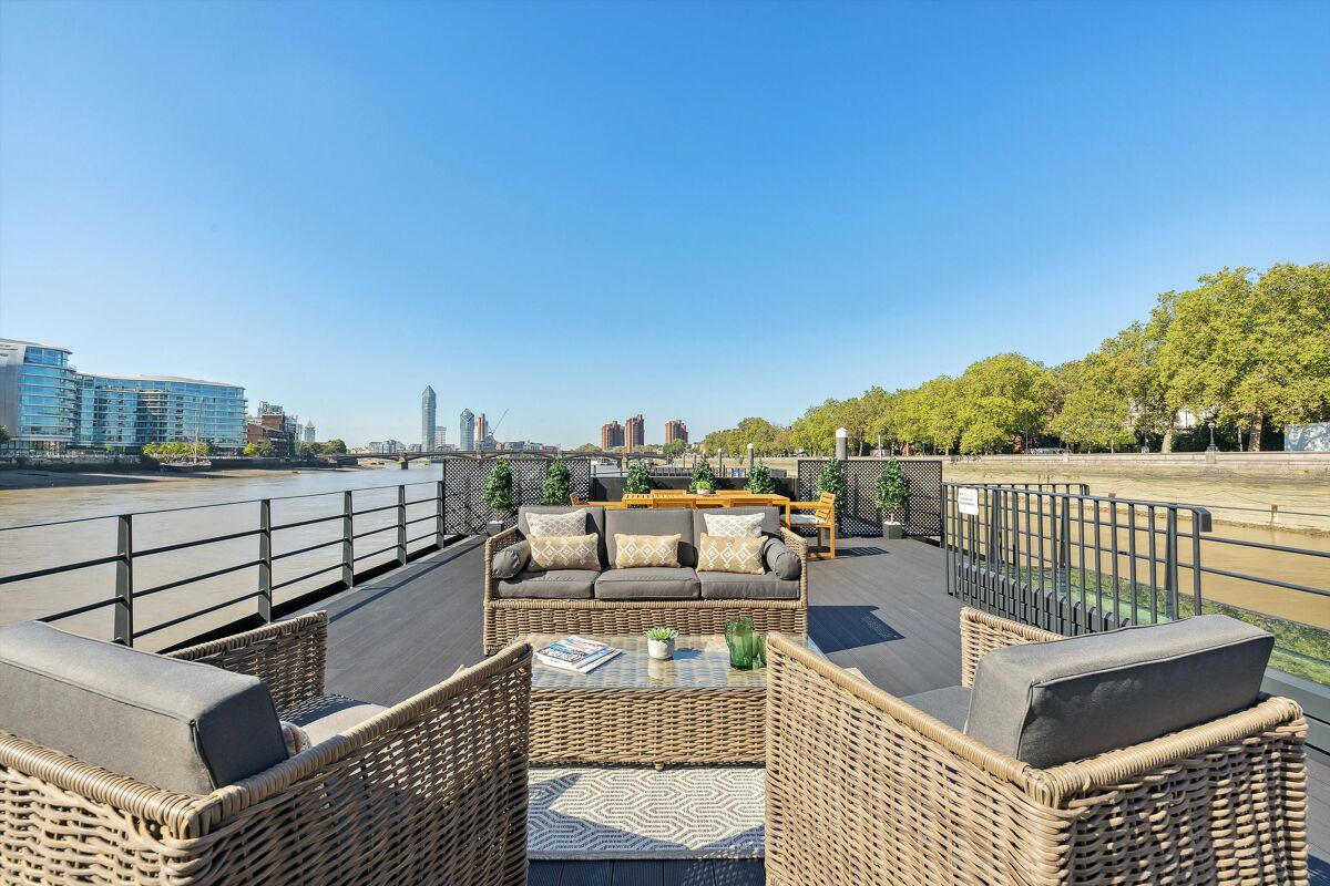houseboat to rent in Cadogan Pier, Cheyne Walk, London, SW3 ...