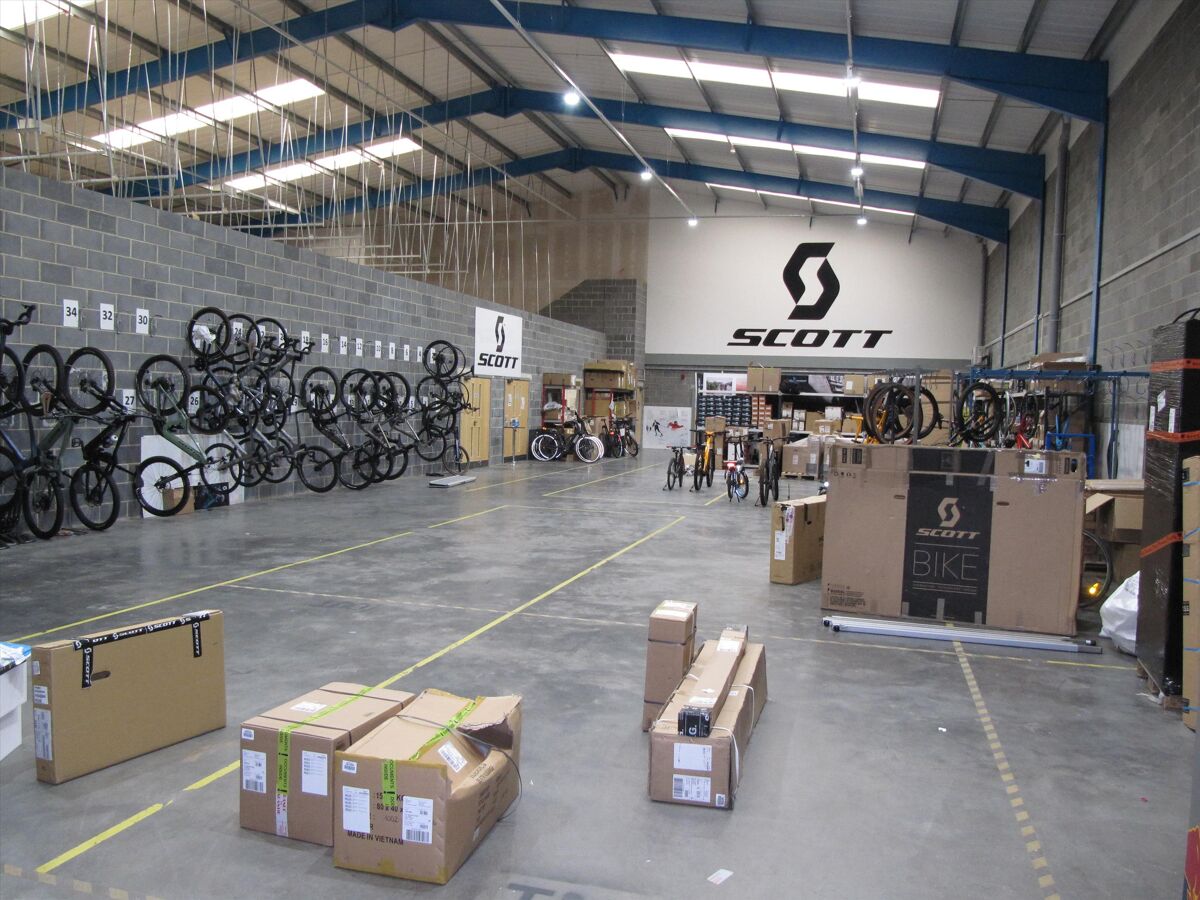Modern Warehouse Unit with 2 storey offices 1,100 m² (11,838 sq.ft ...