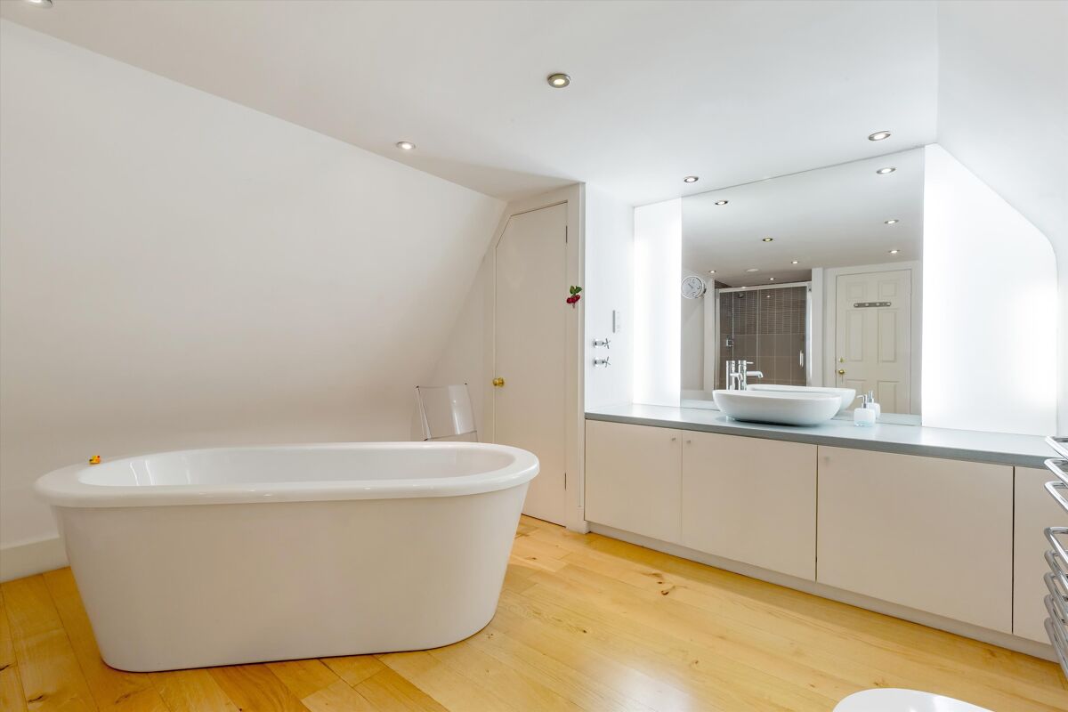 flat for sale in North Bridge, Edinburgh, EH1 - pod012106799 | Knight Frank