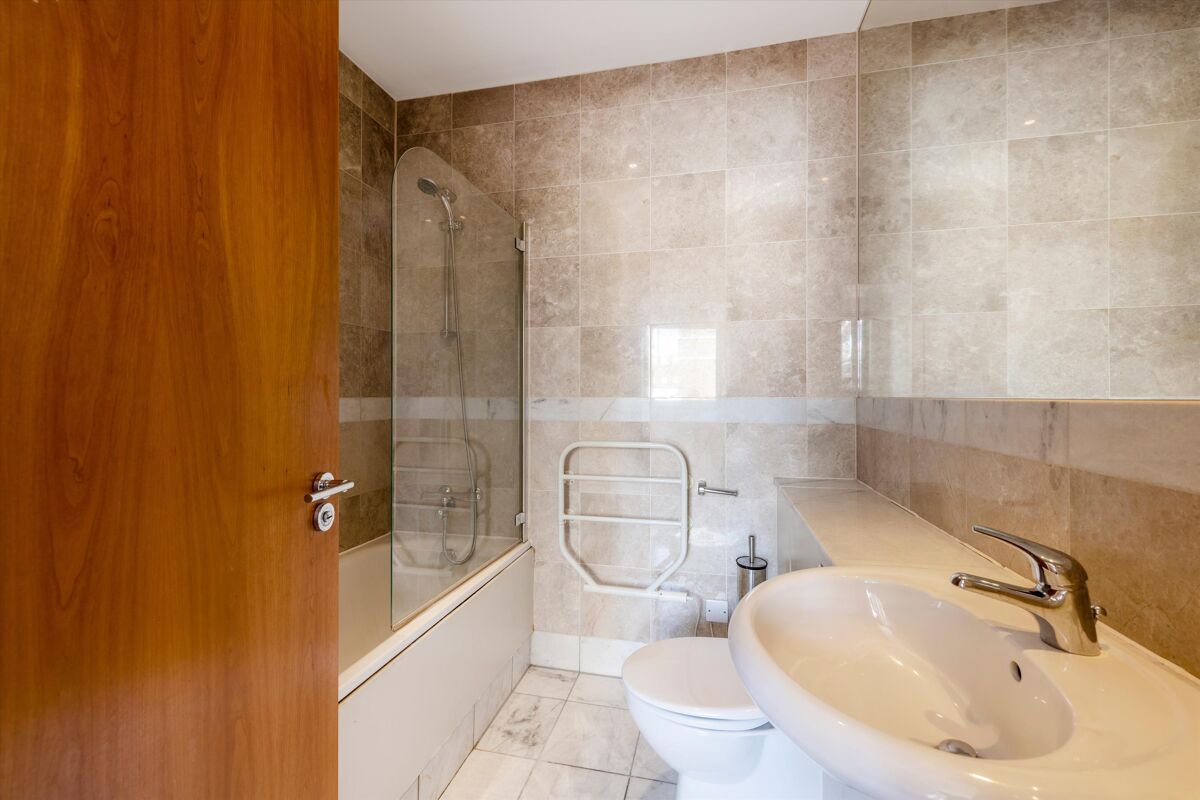 flat for sale in Forum Magnum Square, London, SE1 - sbk012277093 ...
