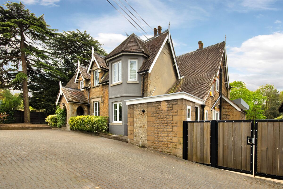 house for sale in Huntsman Lane, Wrotham Heath, Sevenoaks, Kent, TN15 ...