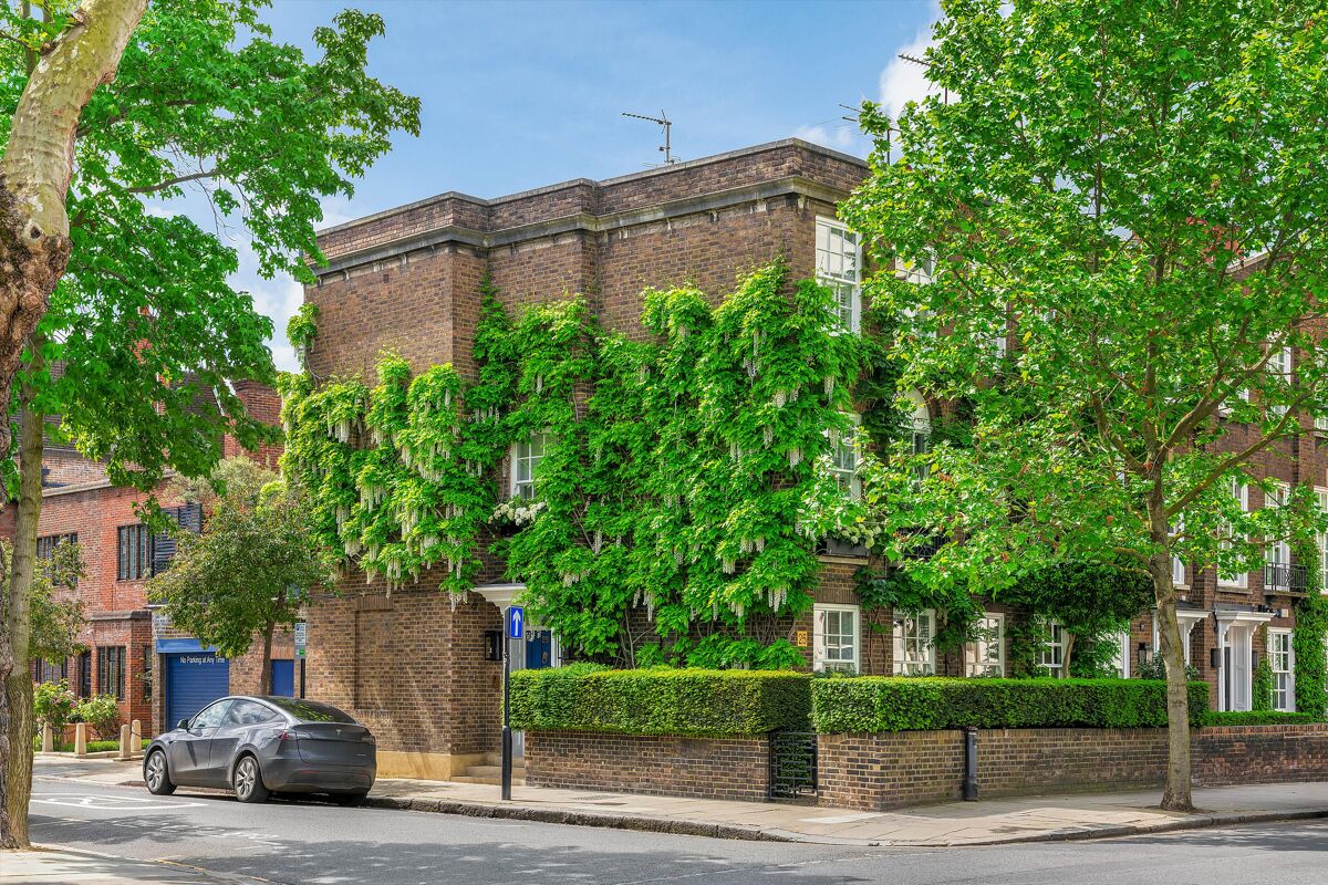 A stylish 3 bedroom house for sale close to Chelsea Green with a garage ...