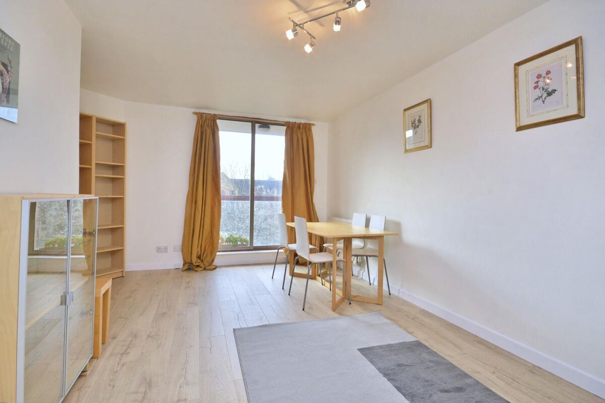 flat to rent in Leeward Court, Asher Way, Wapping, E1W. - WAQ012319958 ...