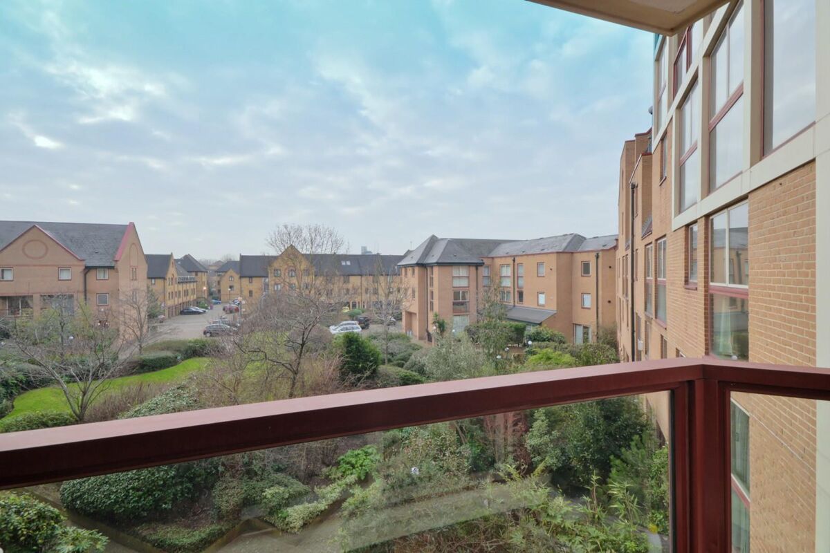 flat to rent in Leeward Court, Asher Way, London, E1W - waq012547134 ...