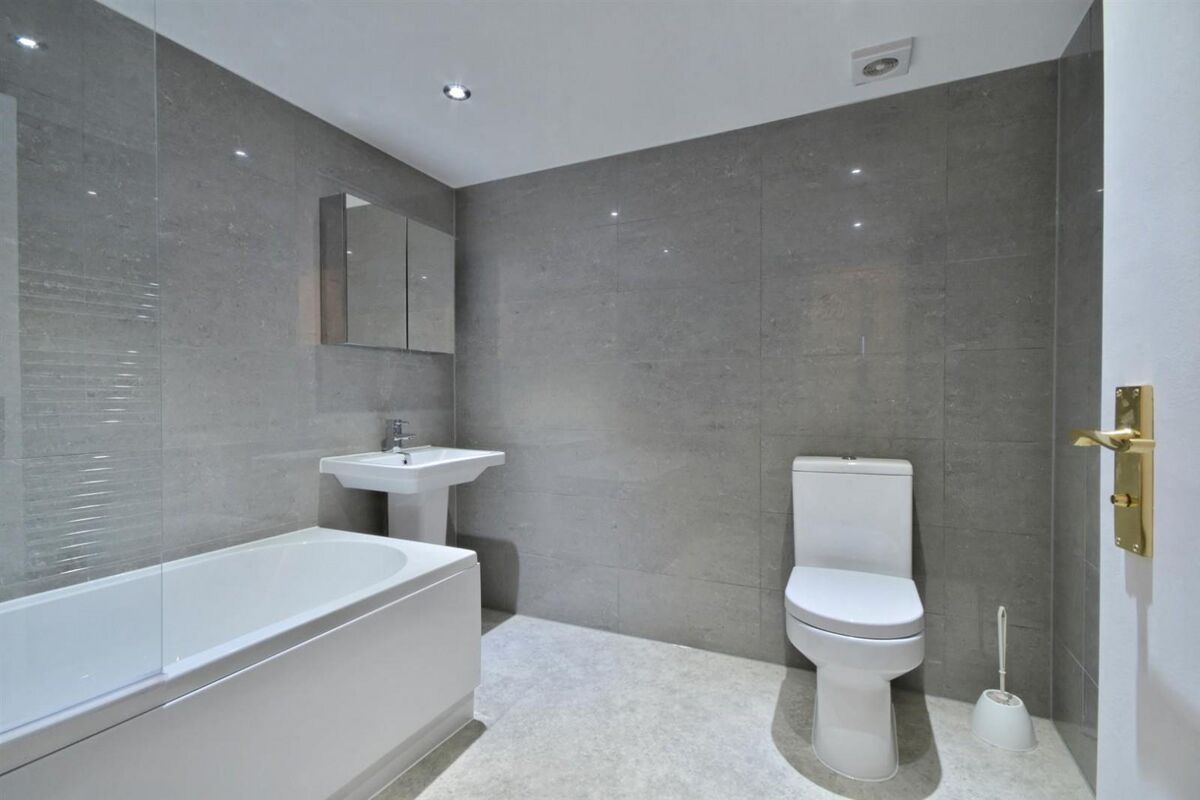 flat to rent in Leeward Court, Asher Way, London, E1W - waq012553653 ...