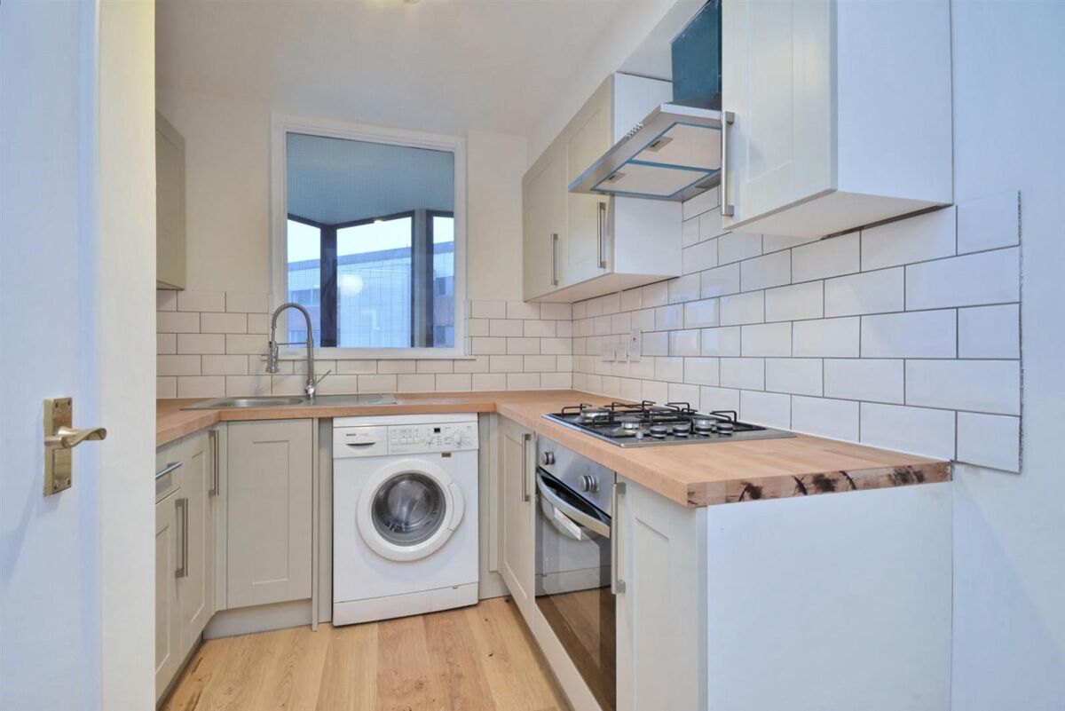 flat to rent in Leeward Court, Asher Way, London, E1W - waq012553653 ...